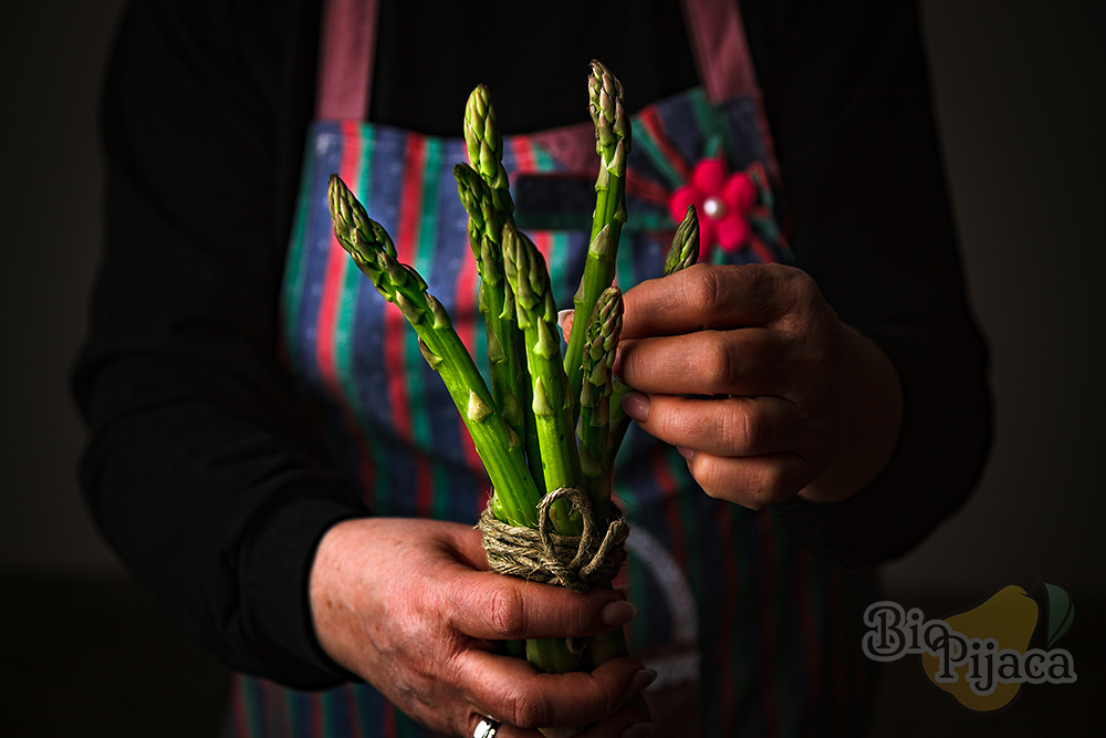 SUPER-POVRĆE!!! Sveža špargla @ [ BioPijaca ]